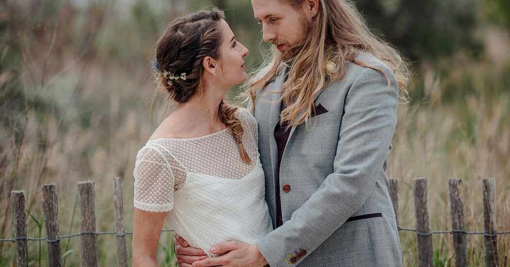 Shooting d'inspiration mariage "Les pieds dans l'eau" - Donne moi ta main